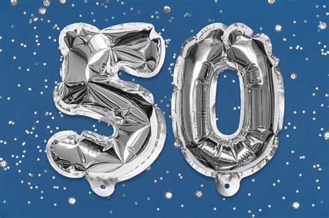 실버 호일 풍선 번호 스팽글과 파란색 배경에 숫자 50 생일 인사말 카드 와 비문 50 50주년에 대한 스톡 사진 및 기타 이미지 Istock