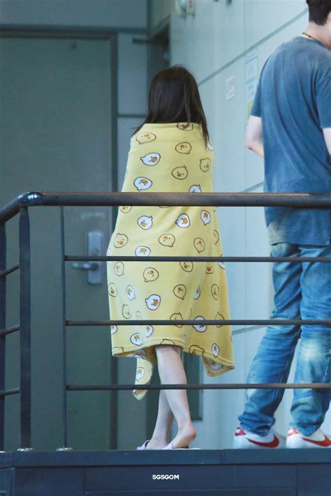 담요 속 아이린 가슴 후방주의 꾸르