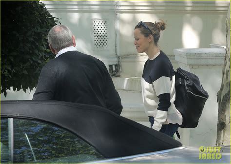 Jennifer Garner Flashes A Smile As She Steps Out In England Photo