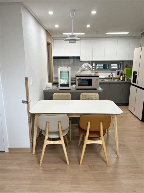 경남 양산시 동면 사송트루엘 배송 Kt 테이블내추럴 애쉬 거실창가에 식탁배치 세라믹식탁 거실에 배치