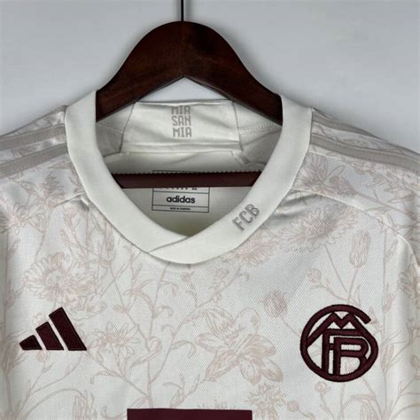 Camiseta Bayern Múnich segunda equipación Aquí