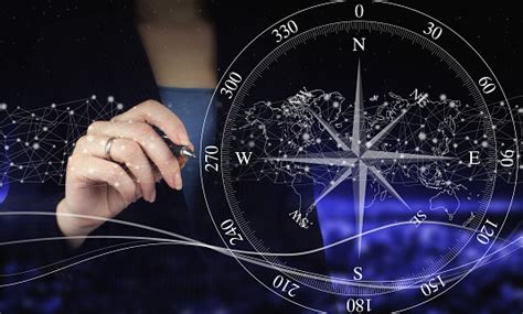 Gps지도 핀 주소 위치 디지털 그래픽 펜을 들고 도시 어두운 흐린 배경에 디지털 홀로그램 나침반 사인을 그리는 손 탐색 개념입니다 지도 및 혁신 가상현실에 대한 스톡 사진