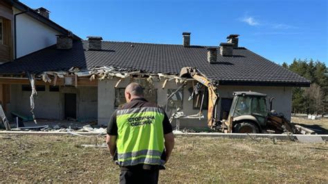Събарят принудително 3 незаконни постройки край яз Искър Новини