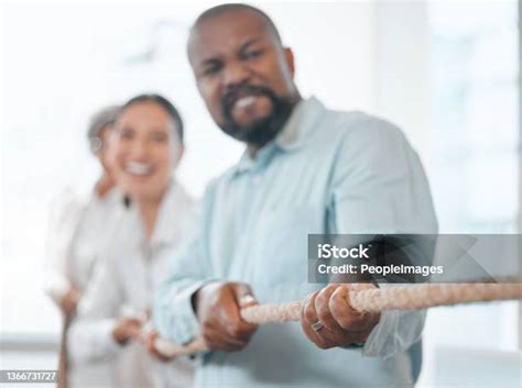 잘 생긴 성숙한 사업가와 그의 동료가 사무실에서 줄다리기 동안 밧줄을 당기는 자른 샷 25 29세에 대한 스톡 사진 및 기타