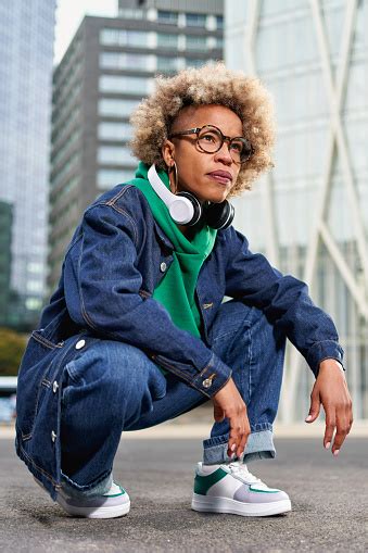 슬픈 아름다운 흑인 여성의 초상화 슬프고 심각한 흑인 소녀 아프리카 계 미국인 곱슬 머리에 대한 스톡 사진 및 기타 이미지