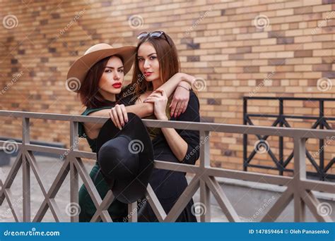 Belle Pose De Femmes De Mode Portrait Urbain De Mode De Vie La Mode