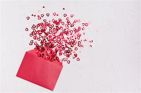 발렌타인 데이 빨간 밝은 마음은 흰색 배경에 열린 빨간 봉투에서 날아 복사 공간 0명에 대한 스톡 사진 및 기타 이미지 0명 2월 개념 Istock