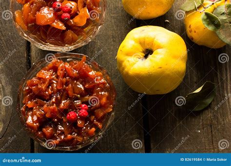 Inceppamento Fatto Dalle Mele E Dalla Cotogna Sul Fondo Della Paglia Fotografia Stock Immagine