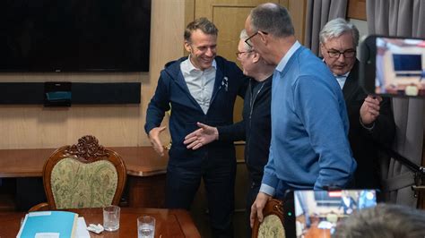 Дезинформация Елисейският дворец отрече че Макрон е носил пакетче кокаин в Киев Profit Bg