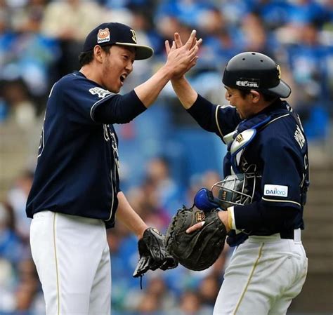 プロ通算100セーブを挙げ、オリックス・山崎勝己とハイタッチを交わすオリックス・平野佳寿（左）＝qvcマリンフィールド（撮影・出月俊成