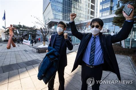 기뻐하는 세화·배재고 교장 연합뉴스