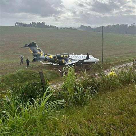 Патнички авион се излизга од пистата и заврши во нива ВИДЕО