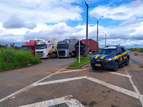 PRF flagra veículos de carga mais de 50 toneladas de excesso de