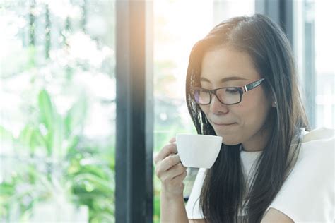 아름 다운 아시아 매력적인 여자 들고 하 고 행복 하 고 편안한 시간 아침에 커피 카페에서 커피를 마시는 경영자에 대한 스톡