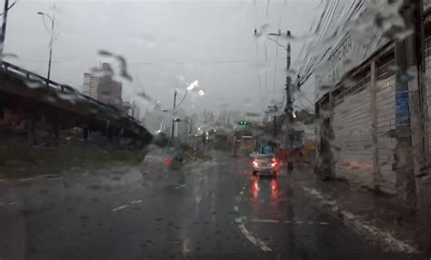 Chuva E Caos Manhã Tem Alagamentos E Quedas De Poste E árvore No