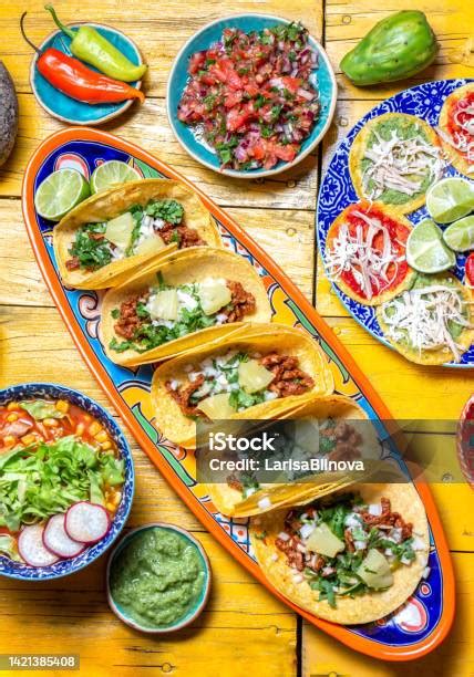 독립 기념일 무의존성을위한 멕시코 축제 음식 칠레 엔 노가다 타코 알 목사 Chalupas Pozole 타말레 두더지 포블라노