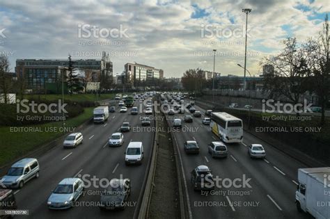 러시 아워 동안에 파리의 대로 Peripherique 순환도로에 지나가는 자동차 그것은 프랑스의 수도 인 도시에의 주요 고속도로