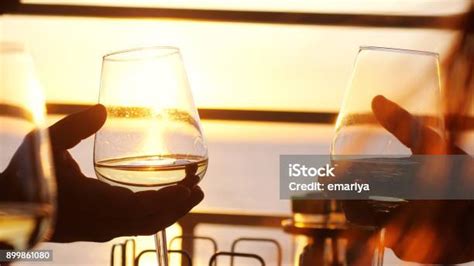 사람들이 와인을 들고 석양에 축배를 만들기 화이트 와인을 마시는 친구 홀 짝 교도소입니다 야외 파티입니다 함께 시간을 즐기고 있습니다 사진 이미지에 대한 스톡 사진 및 기타