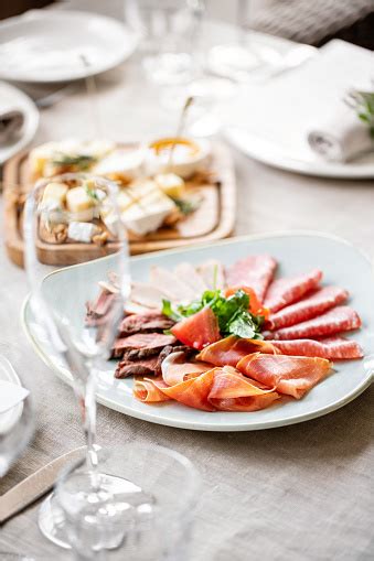 식품 트레이 맛 있는 살라미 슬라이스 햄의 조각와 소시지 절단 소시지 고 기념 테이블에 치유 고기 이탈리아에 대한 스톡 사진 및 기타 이미지 Istock