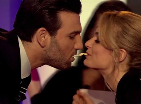 Mad Mag Aymeric Et Fiona Changent Un Baiser Passionn Public