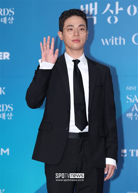 다이어트한 스타들 [포토s] `17kg 감량` 박정민 완벽한 슈트핏 Zum 뉴스