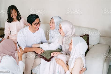 집에서 하 리 라 프라야 이드 무바라크를 축 하 하는 말레이시아 가족 Eid Ul Fitr에 대한 스톡 사진 및 기타 이미지