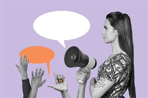 심각한 소녀 시위자 손 군중 지원 포인트 홀드 메가폰 반란 거품 절연 그려진 배경 의 합성 사진 콜라주 20 24세에 대한 스톡 사진 및 기타 이미지 Istock