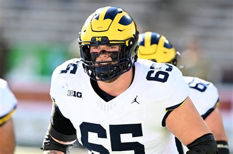 Michigans Zak Zinter Carted Off Vs Ohio State Top Globe News