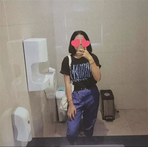 Selfie Di Cermin Toilet Mal Cewek Ini Potret Penampakan Serem