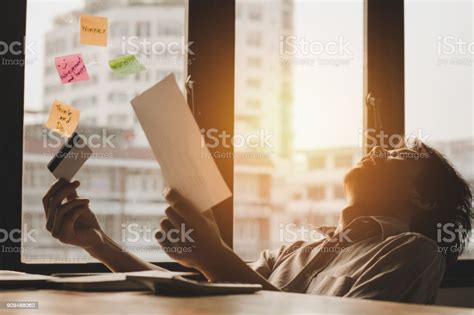 이동 파산 및 신용 카드 개념 실패 피곤된 작업 Businesman Holdding에서 부서 파 온라인 하 고 인생 문제에서