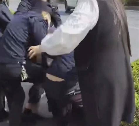 多名城管不顾劝阻殴打商贩还踹头？苏州一街道连夜通报：停职、调查！正在进行流动视频