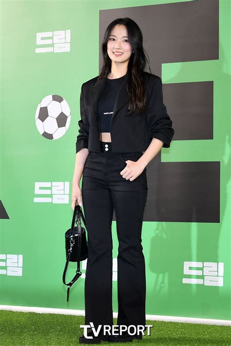 T포토 김혜윤 크롭티로 노출 살짝