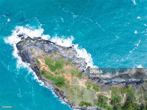 태국 푸켓의 해변 절벽 바위에 부딪히는 아름다운 파도 탁 트인 바다 여름 풍경 바다 풍경 자연 환경 및 여행 배경 0명에 대한