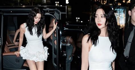 클라라 야밤에 경호 받으며 등장 눈부신 스포트라이트 한몸에슬리브리스 미니드레스룩