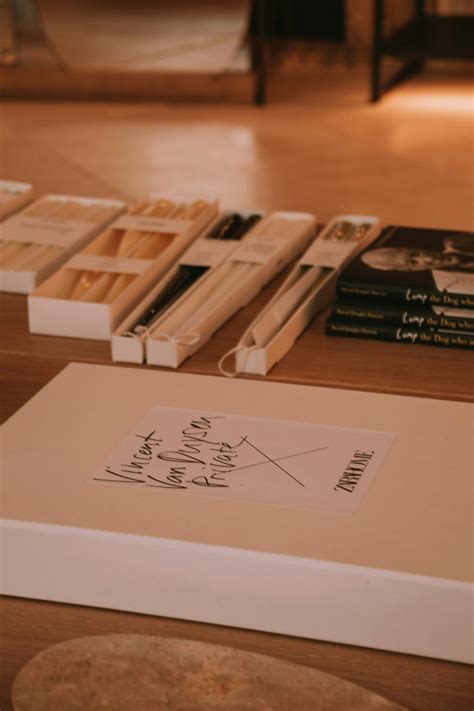 개체 상자가 테이블에 표시됩니다 사진 Unsplash의 무료 책 이미지