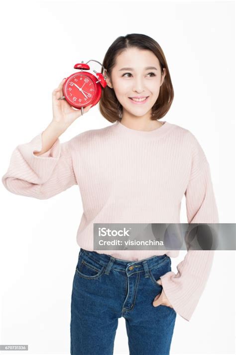 흰색 바탕에 빨간색 알람 시계를 들고 예쁜 중국 여자 20 29세에 대한 스톡 사진 및 기타 이미지 20 29세 계시기