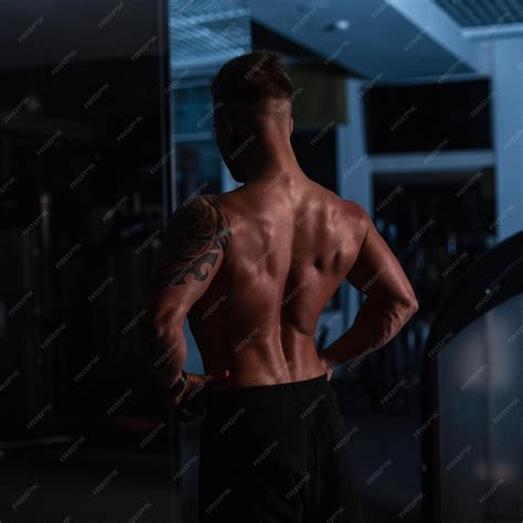 Joven Deportista Guapo Con Un Musculoso Torso Desnudo Parado De