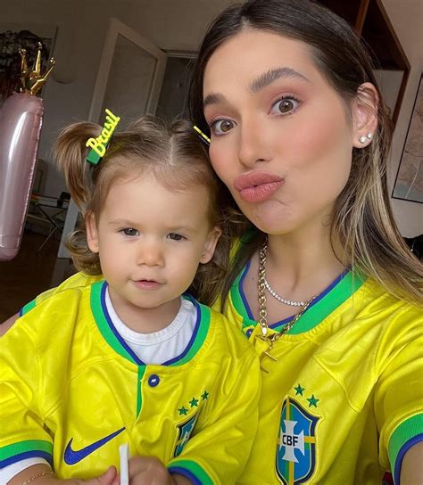 Virginia Mostra Torcida Pelo Brasil Maria Alice E Maria Flor Em Dia De Jogo