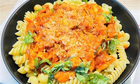 Massa Com Peito De Frango E Mozarela Balai