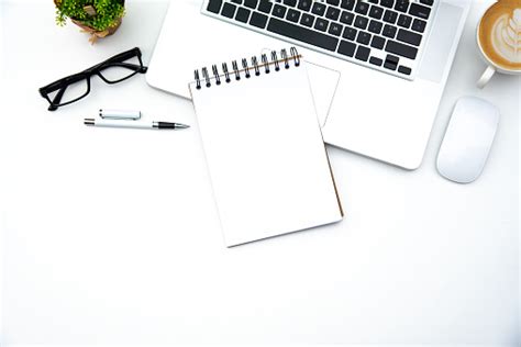 노트북 핸드폰 노트북 연필 커피 컵과 사무실에서 안경 책상 일 최고 볼 수 있습니다 0명에 대한 스톡 사진 및 기타 이미지 0명 공란 교육 Istock