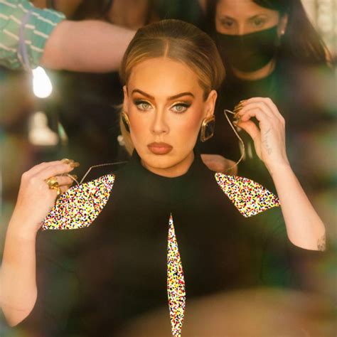 باز هم ادل با پیراهن و جواهراتی خیره‌کننده به روی صحنه رفت؛ همه حاضرین محو تماشای استایل او شدند