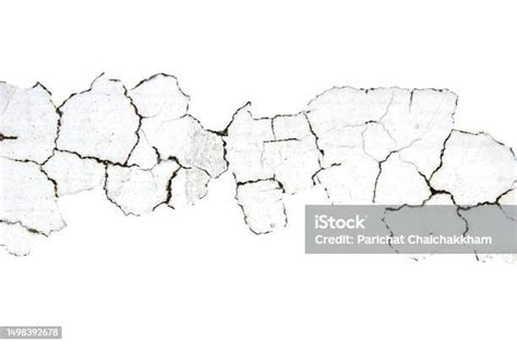 흰색 시멘트 벽 흰색 배경과 클리핑 경로가 있는 오래되고 더럽고 금이 간 표면 0명에 대한 스톡 사진 및 기타 이미지 0명