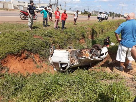 Carro Capota Na BR E Cai Dentro De Vala Em Sinop