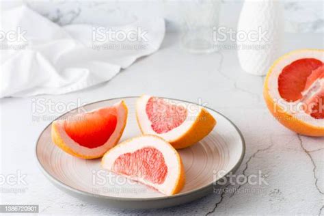 가벼운 테이블에 접시에 육즙 신선한 자몽 조각 비타민 다이어트 음식 0명에 대한 스톡 사진 및 기타 이미지 0명 감귤류 과일 개체 그룹 Istock