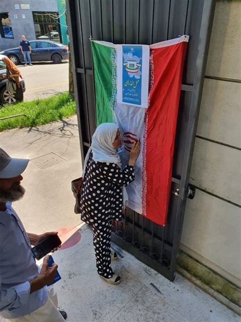 خبرآنلاین عکس بوسه یک زن در ایتالیا به پرچم جمهوری اسلامی ایران