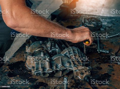 Mekanik Memperbaiki Gearbox Di Meja Kerja Logam Di Bengkel Mobil