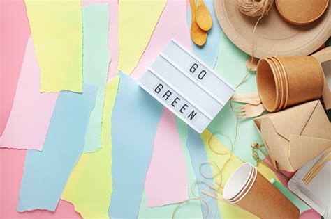 에코 공예 종이 식기 종이 컵 접시 가방 패스트 푸드 용기 및 색상 배경에 나무 칼 재활용 또는 폐기물 제로 개념 맨 위 보기 공간을 복사합니다 플랫 레이 대나무 재료에