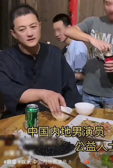 李亚鹏现身农村吃席，喝4元啤酒无架子，被白发长辈敬酒手足无措 知乎
