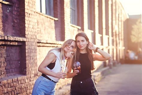 прикольные девушки в шортах с напитками Премиум Фото