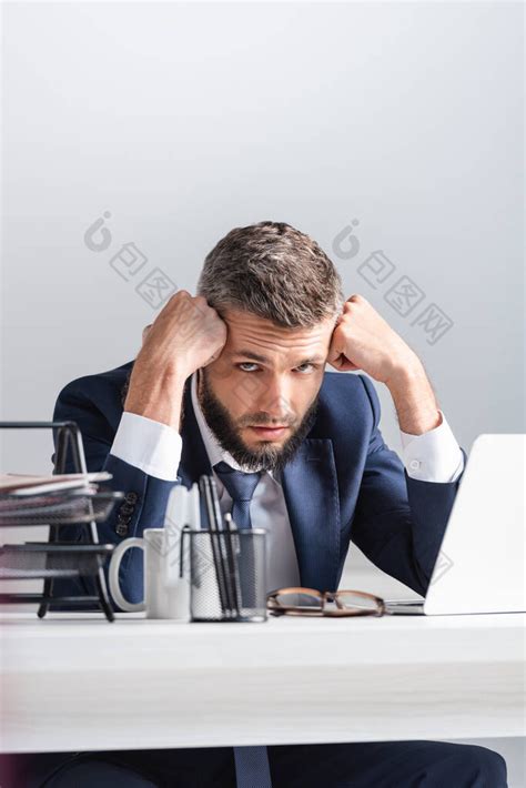 成熟的老板在办公室里沉思透过窗户思考和寻 包图企业站